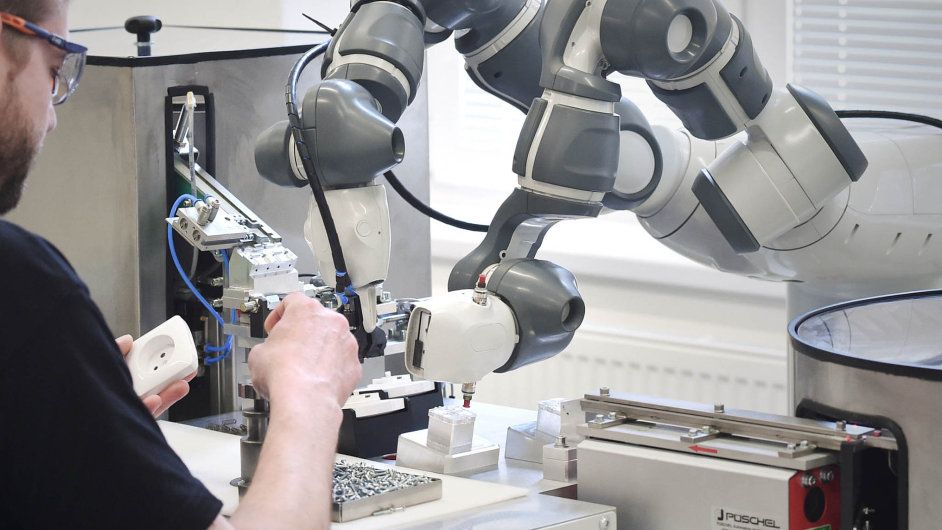 AGC Automotive investuje miliony korun do kolaborativních robotů ...